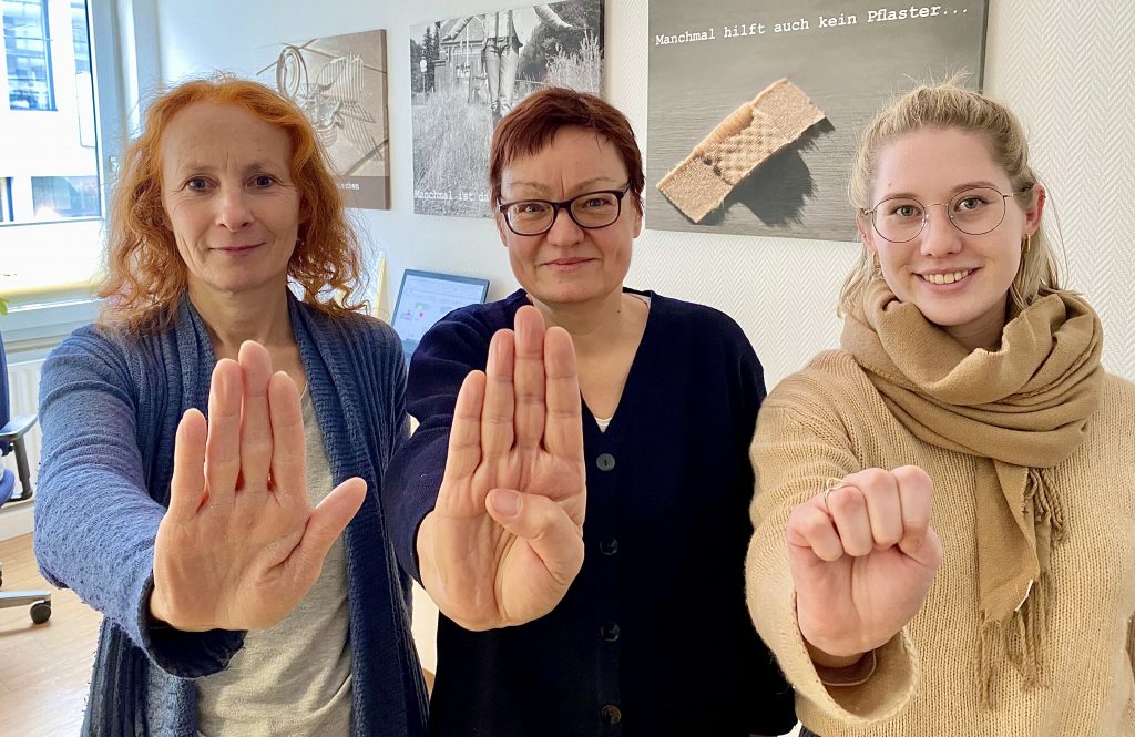 Hilferuf per Handzeichen – Frauen informieren Frauen e.V.